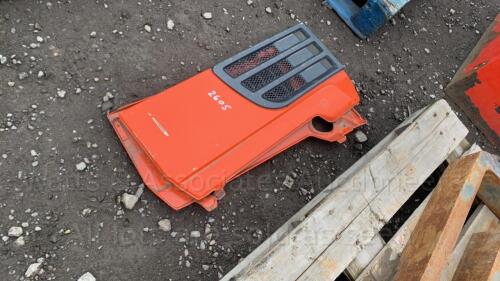Pair of KUBOTA compact tractor side panels | Day 3 Carlton Timed Sale ...