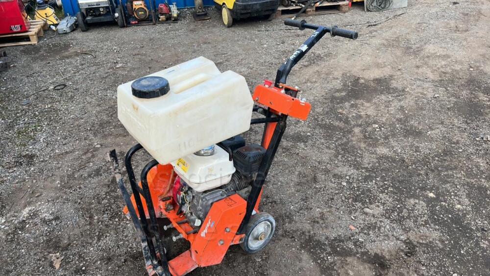 CLIPPER C51 petrol road saw c/w dust suppression bottle & blade | Day 3 ...