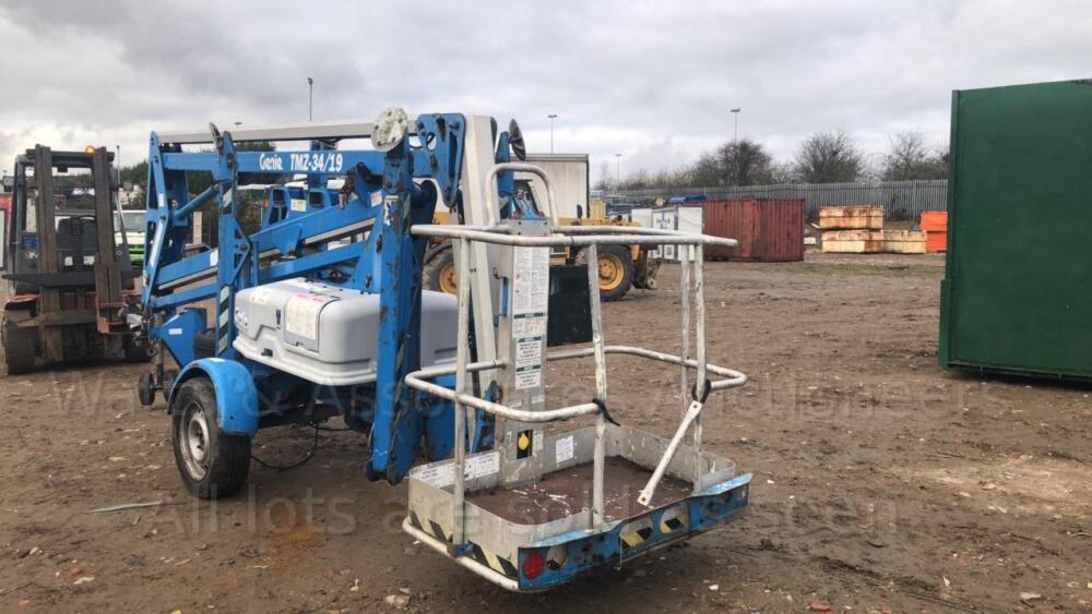 GENIE TMZ 34/19 fast tow battery powered cherry picker | Day 1 Carlton ...