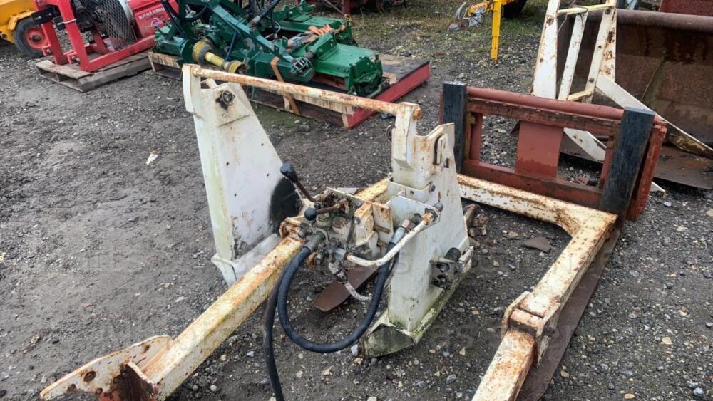 DAVID BROWN power loader c/w bucket, pallet forks, muck forks, nose ...