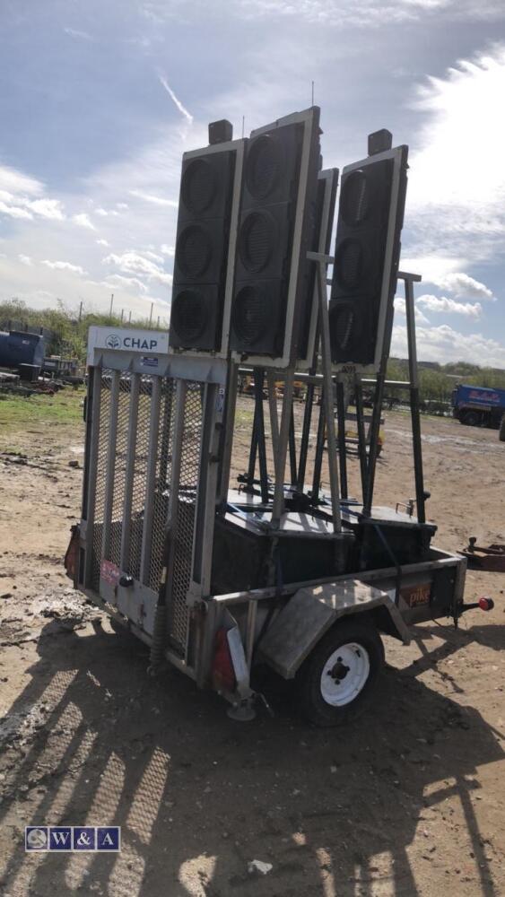 HOLLCO 4 way traffic light set c/w single axle trailer | Day 1 Carlton ...