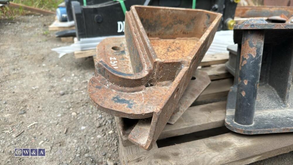 Pair of bolt / weld on telehandler brackets | Day 3 Carlton Timed Sale ...