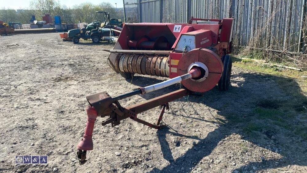 McCORMICK INTERNATIONAL 47 conventional baler c/w pto shaft s/n33483 ...